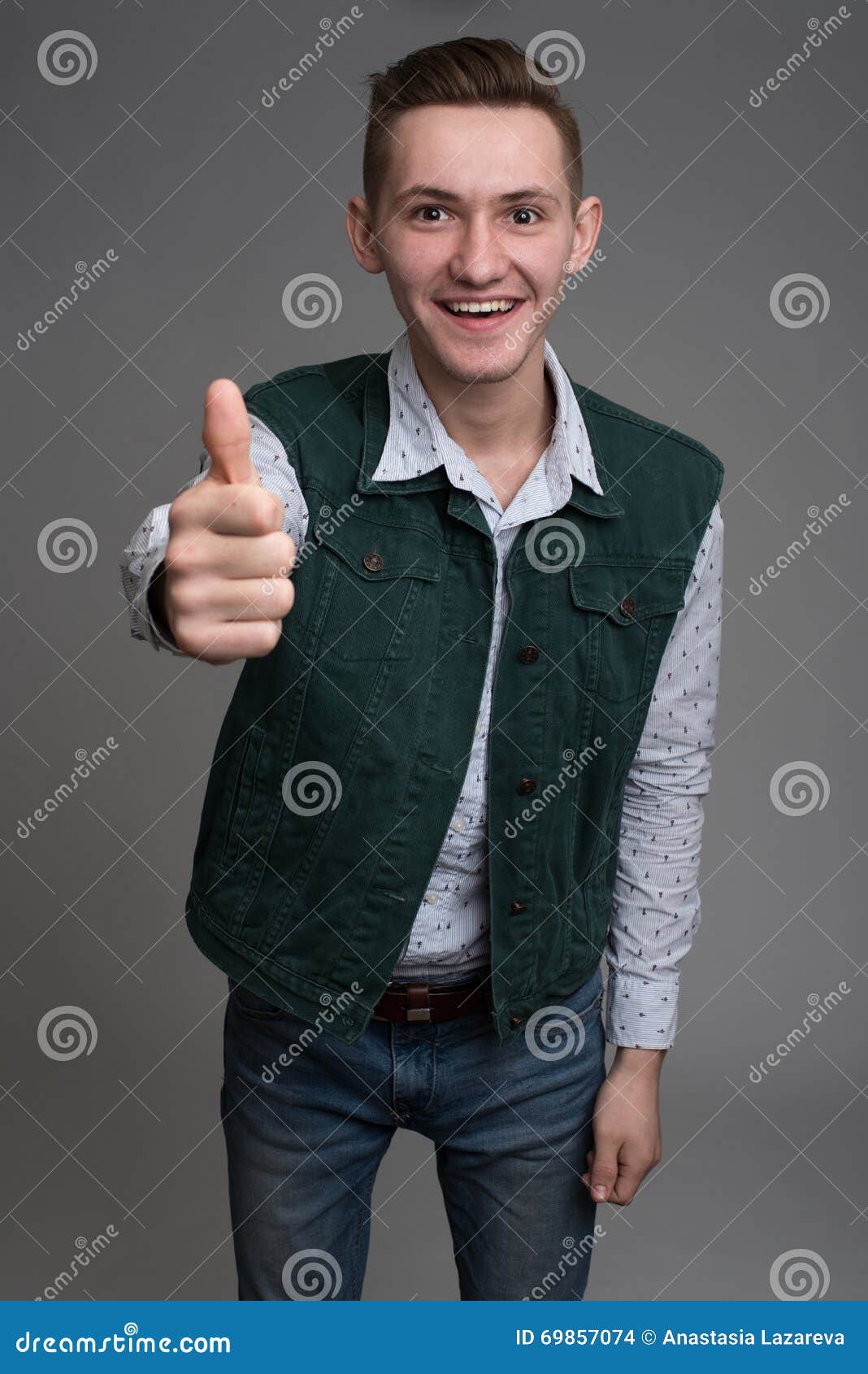 Homme montrant le pouce photo stock. Image du caucasien - 69857074