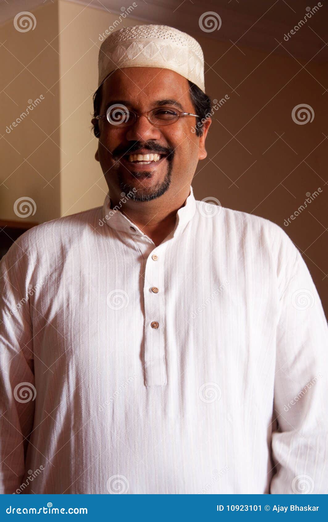 Homme musulman image stock. Image du ethnique, projectile - 10923101