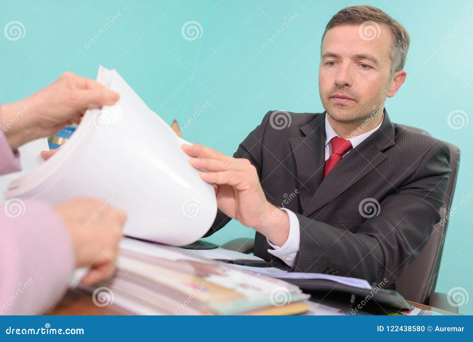Homme Passant Par Le Catalogue Avec Le Client Photo stock - Image du ...