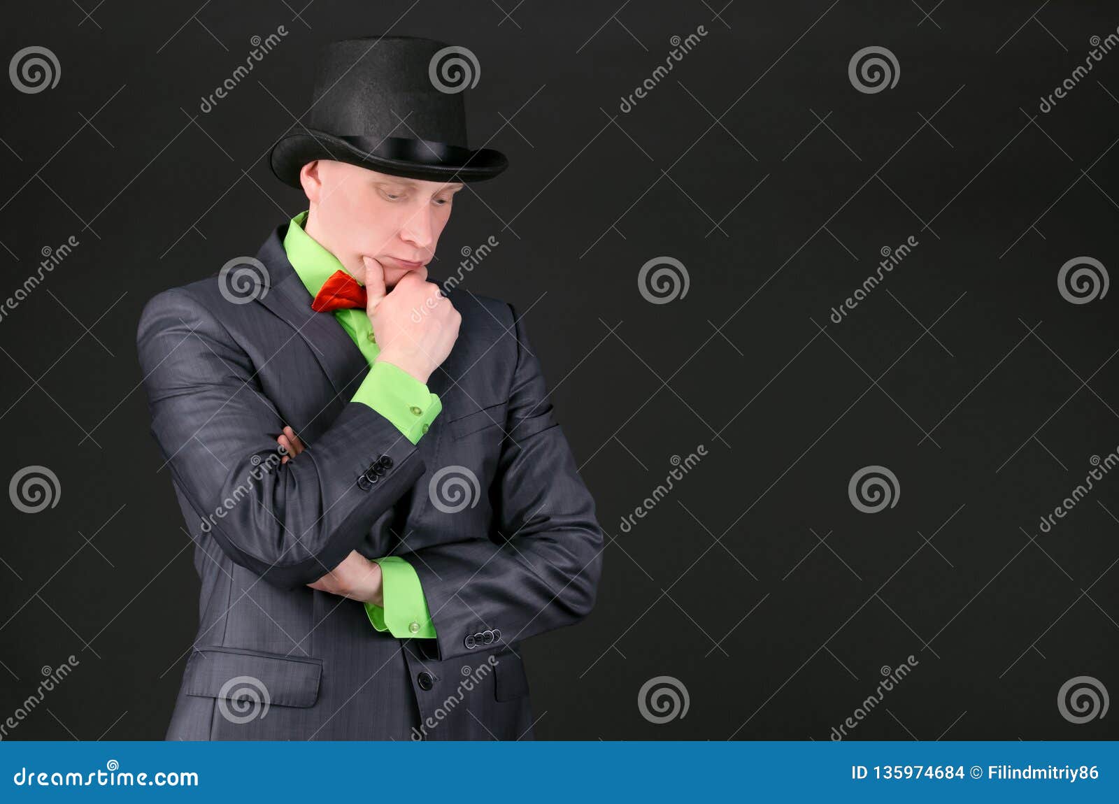 Homme pensif photo stock. Image du lanceur, trouvaille - 135974684