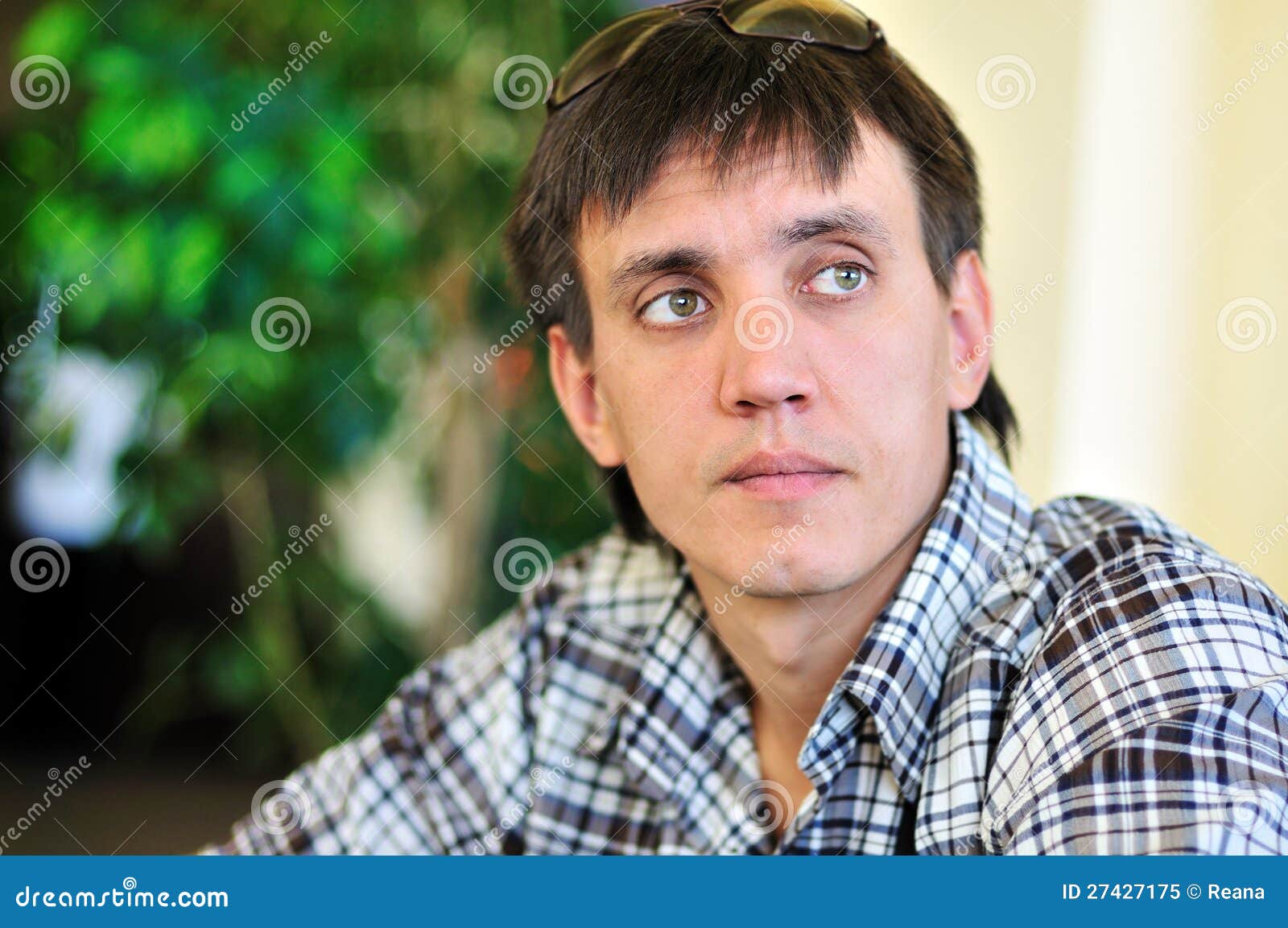 Homme pensif image stock. Image du tête, verticale, fermer - 27427175