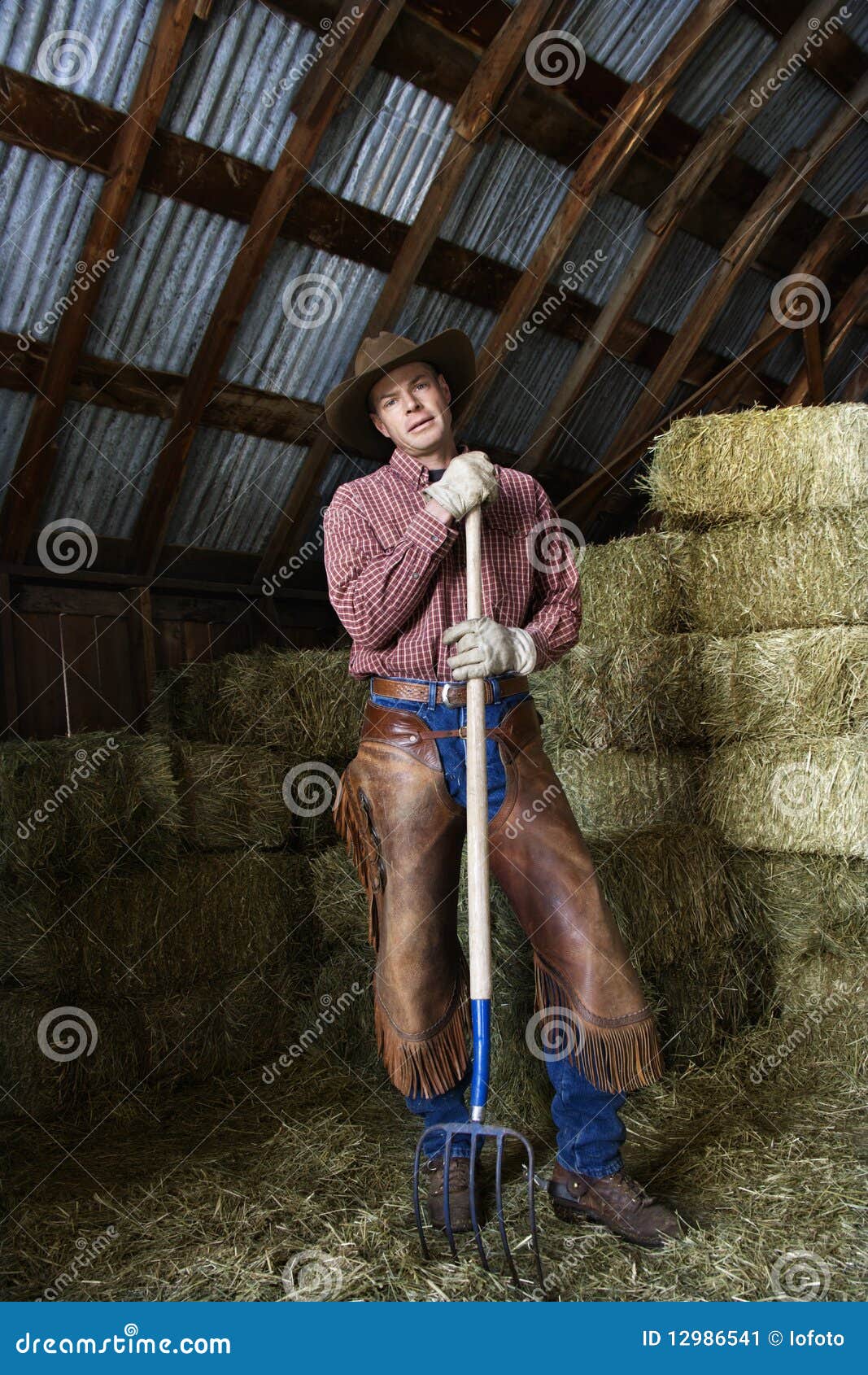 Homme retenant une fourche image stock. Image du personne - 12986541