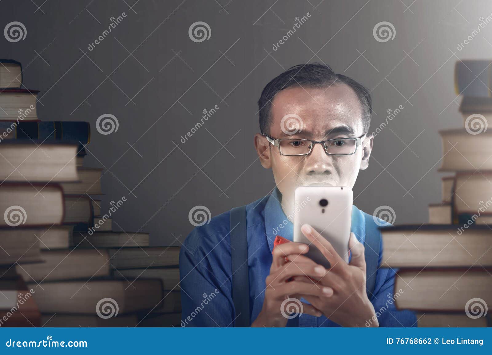 Homme Ringard Tenant Le Smartphone Photo stock - Image du confusion ...