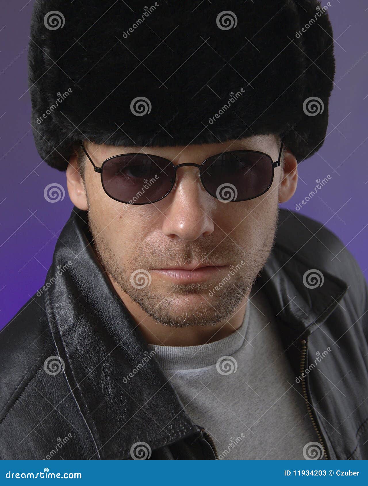 Homme russe avec Ushanka image stock. Image du froid - 11934203