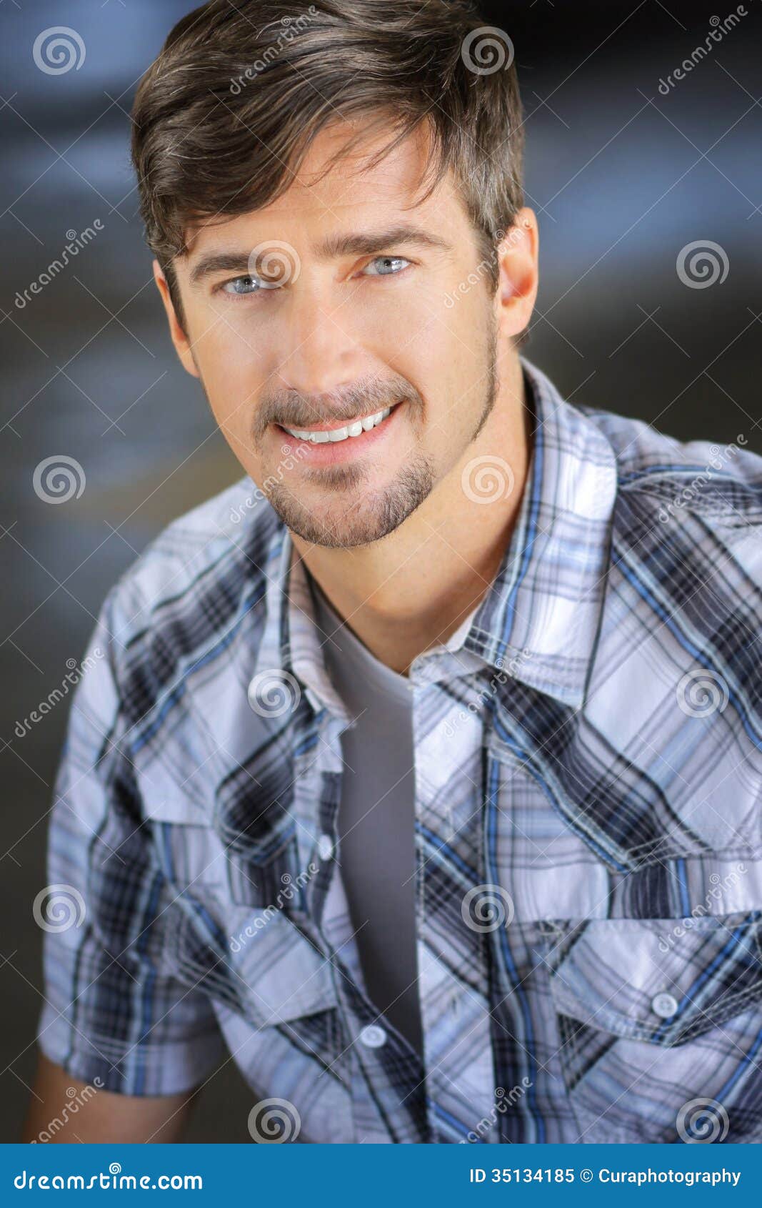 Homme sûr de sourire image stock. Image du confiant, insousiant - 35134185