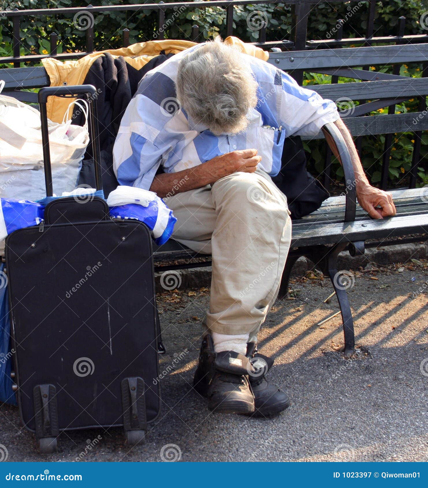 Homme sans foyer image stock. Image of banc, personne - 1023397