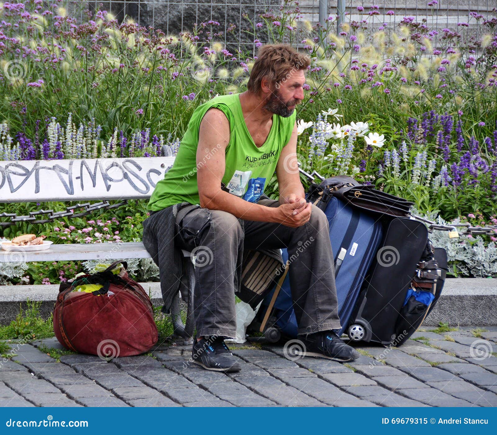 Homme sans foyer image éditorial. Image du indigent, masculin - 69679315