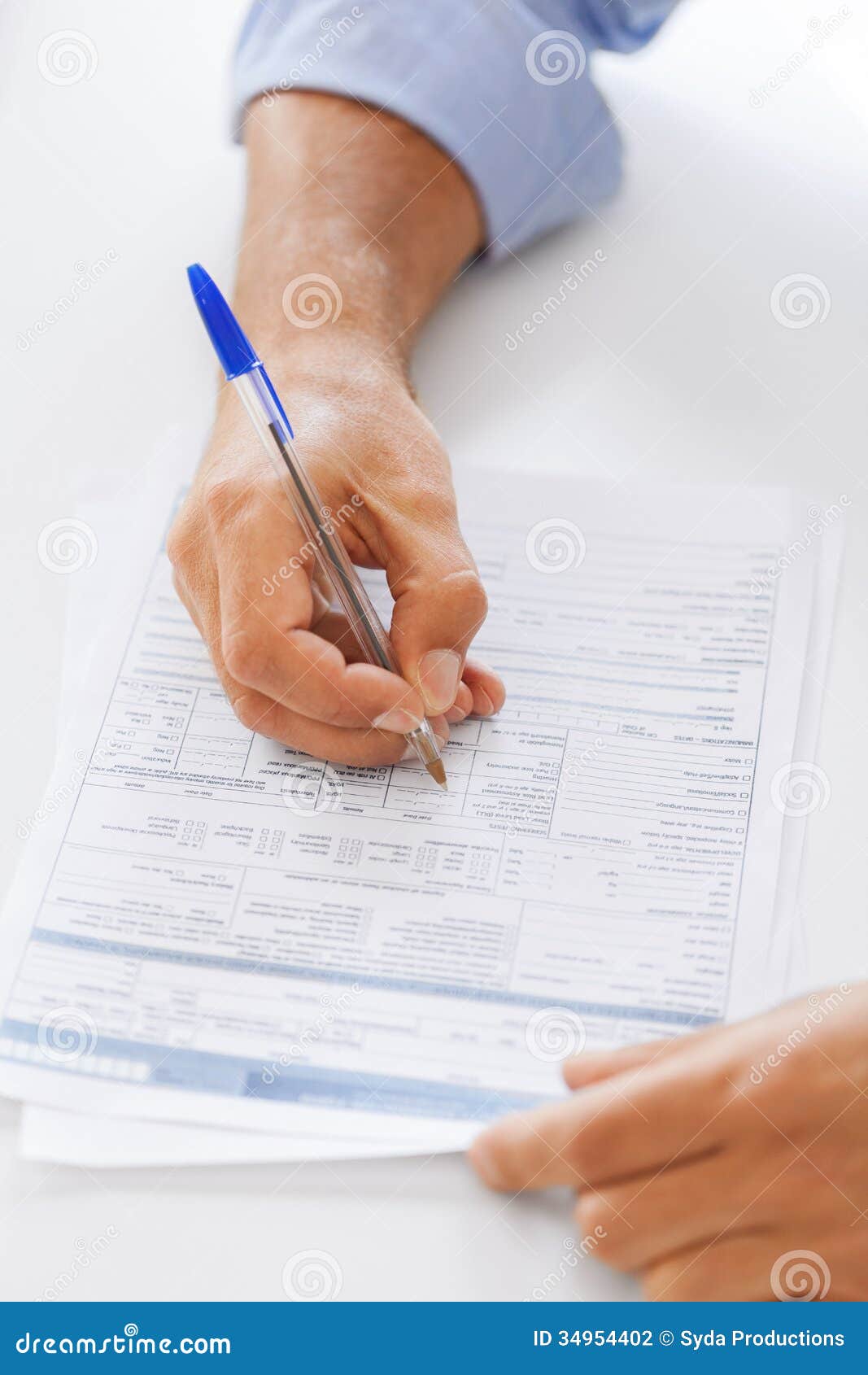 Homme signant un contrat photo stock. Image du papiers - 34954402