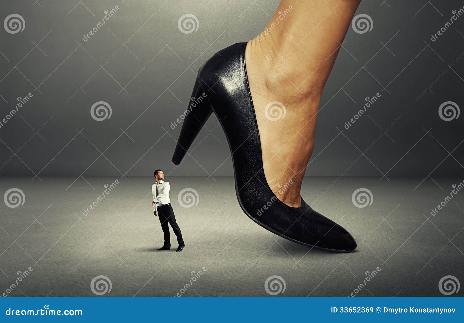 Homme sous le grand talon image stock. Image du noir - 33652369