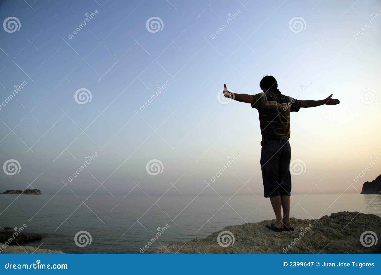 Homme sur le rivage image stock. Image du rester, rivage - 2399647