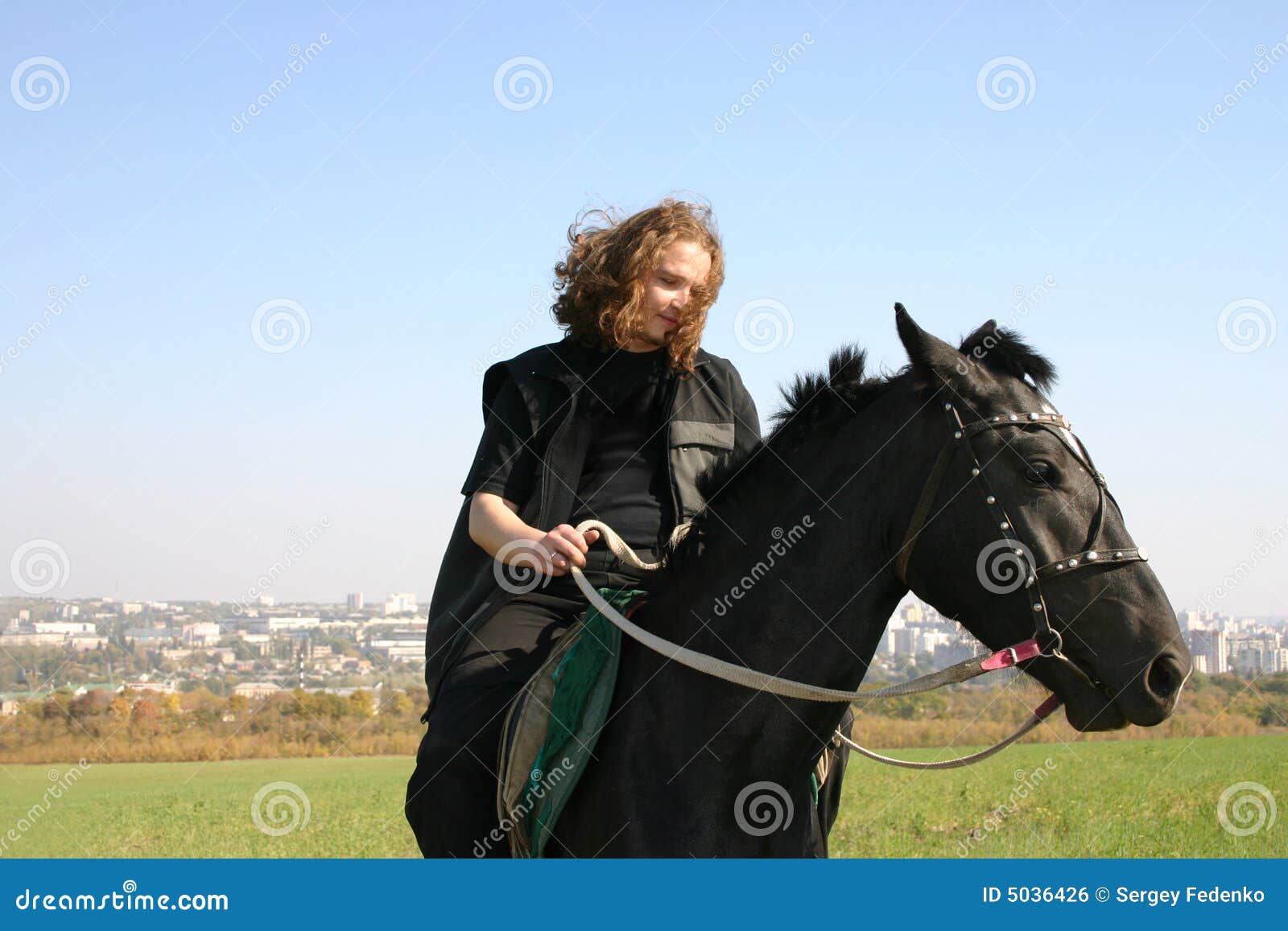 Homme sur un cheval photo stock. Image du oeil, mouvement - 5036426