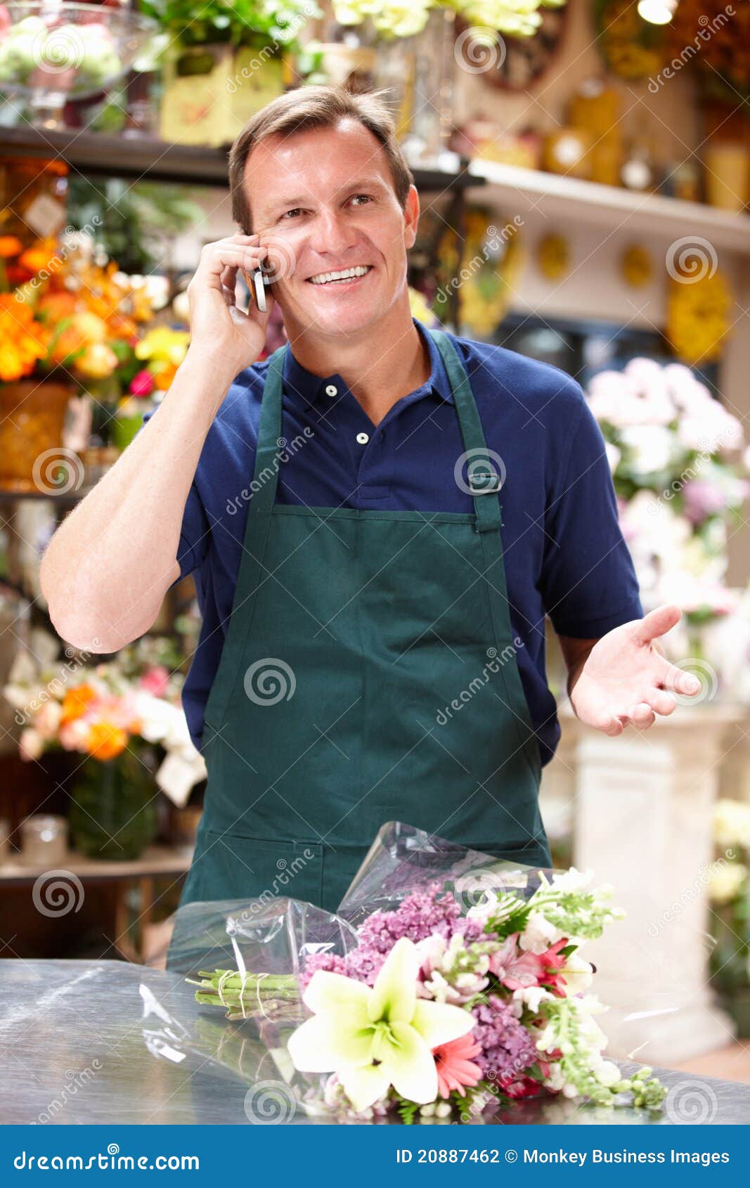 Homme Travaillant Dans Le Fleuriste Photo stock - Image du affaires ...