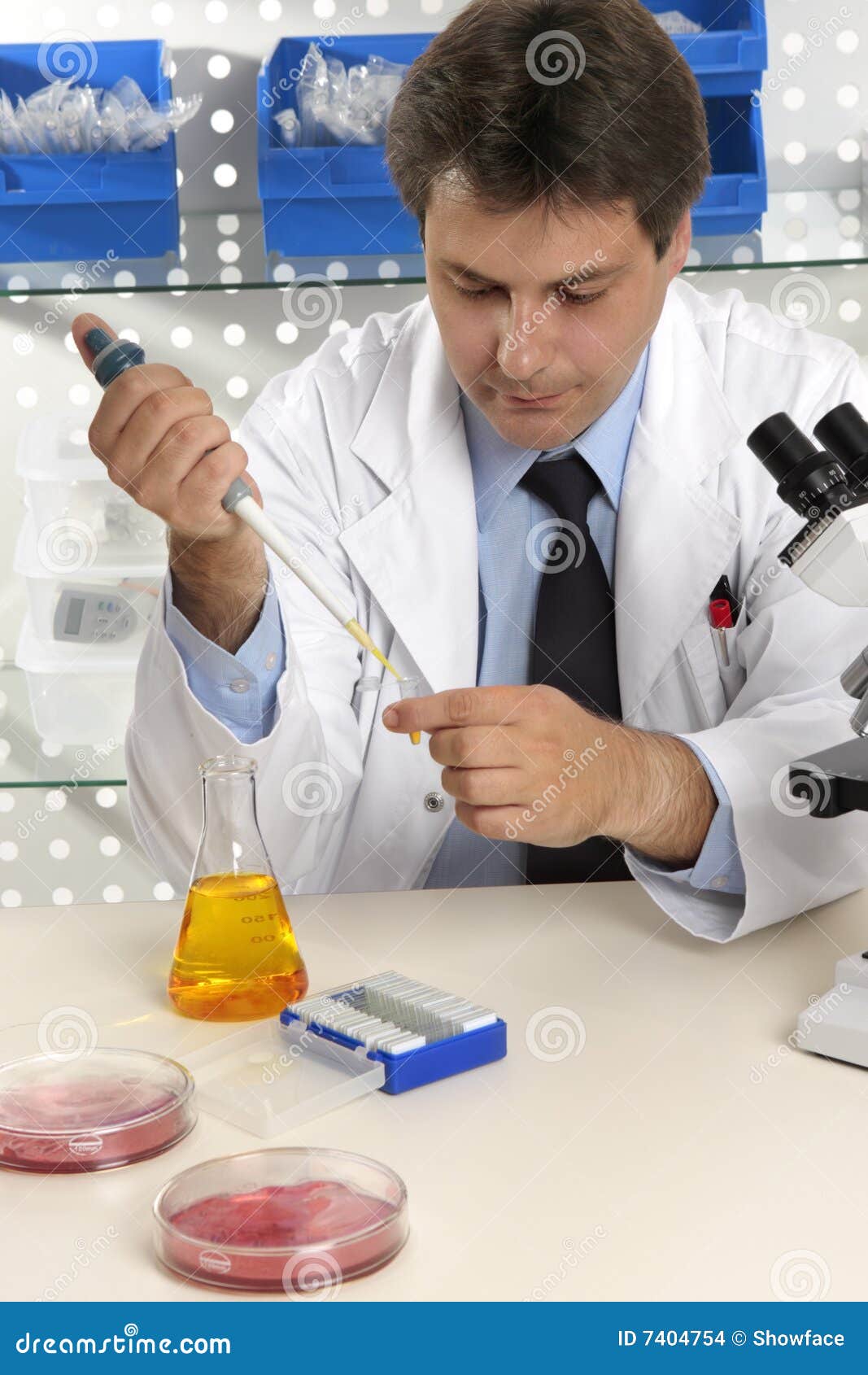 Homme Travaillant Dans Un Laboratoire Photo stock - Image of ...