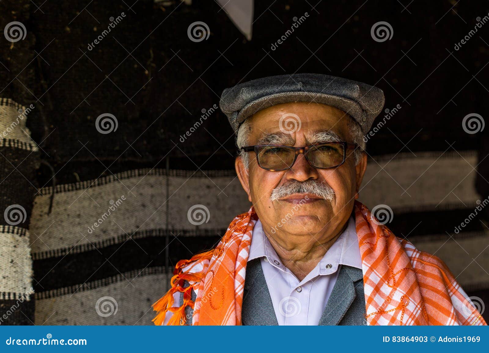 Homme turc image stock. Image du vieux, contenu, user - 83864903