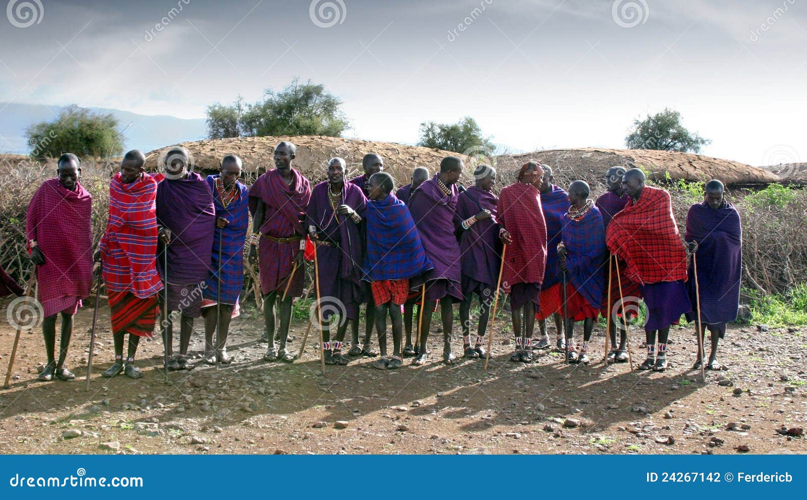 Hommes de masai photographie éditorial. Image du tribu - 24267142
