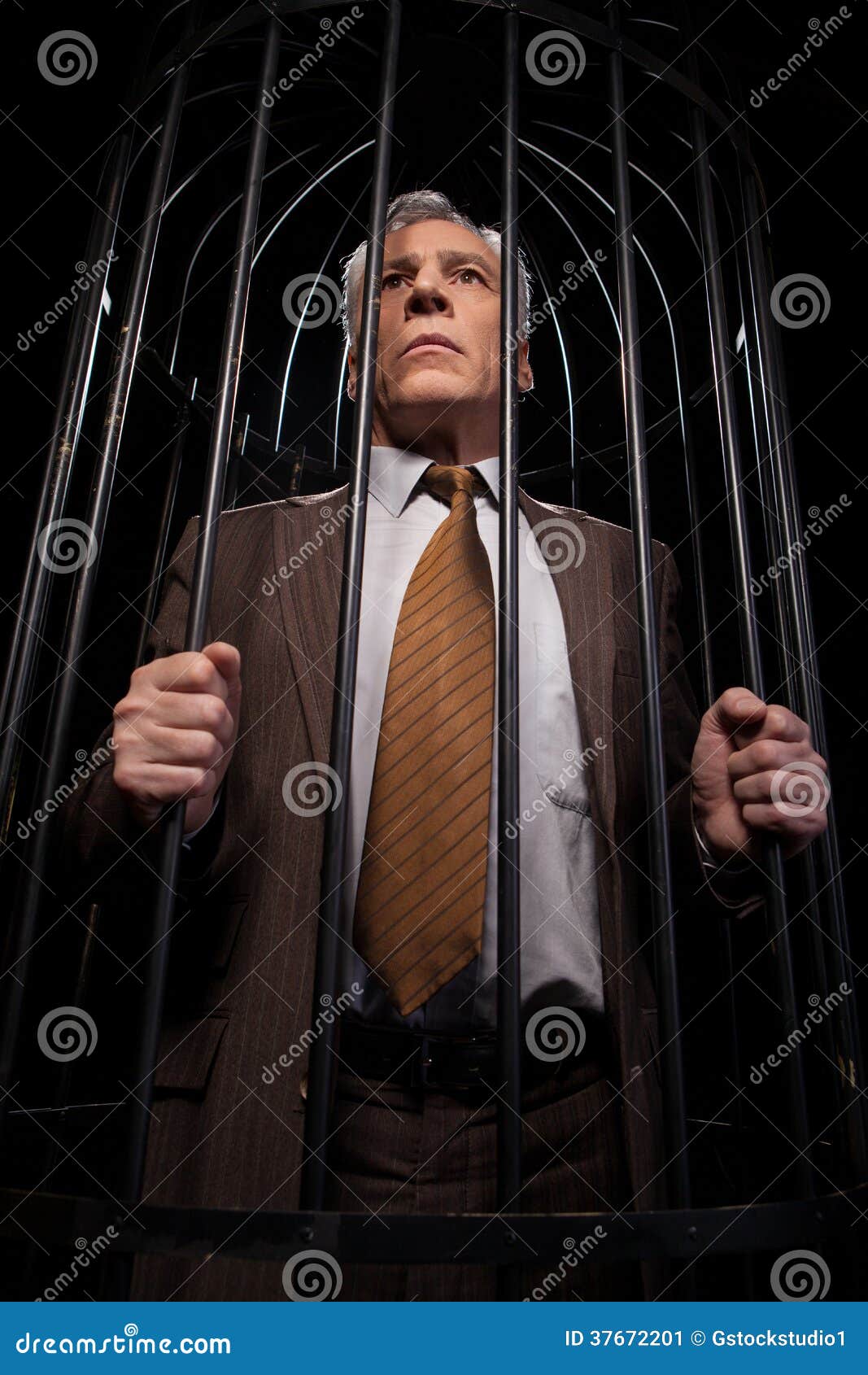 Hommes en cellule. image stock. Image du métal, inférieur - 37672201