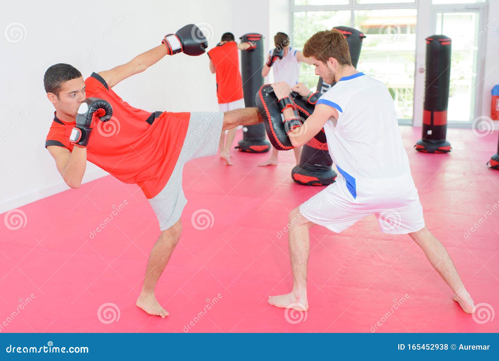 Hommes en position de boxe photo stock. Image du activité - 165452938