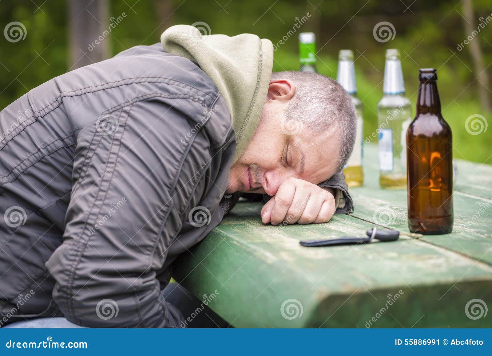 Hommes Ivres Dormant Sur La Table Image stock - Image du abus ...