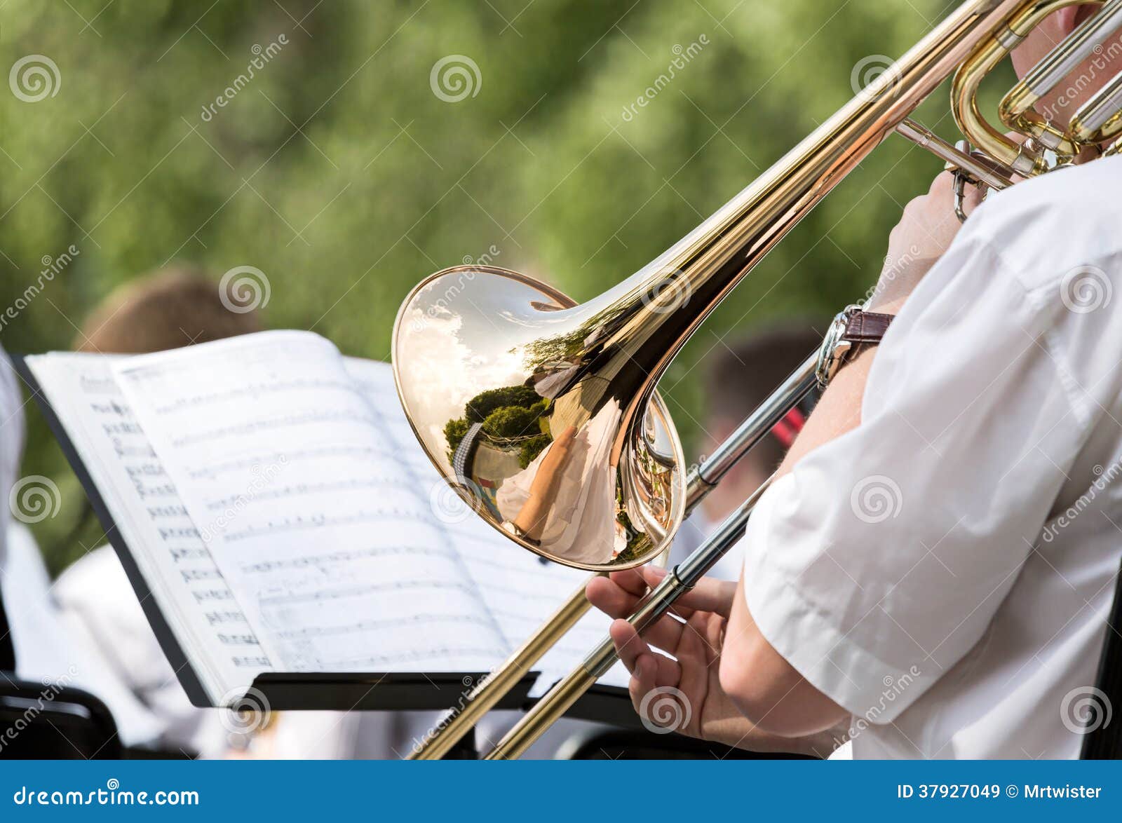 Hommes jouant son trombone image stock. Image du vent - 37927049