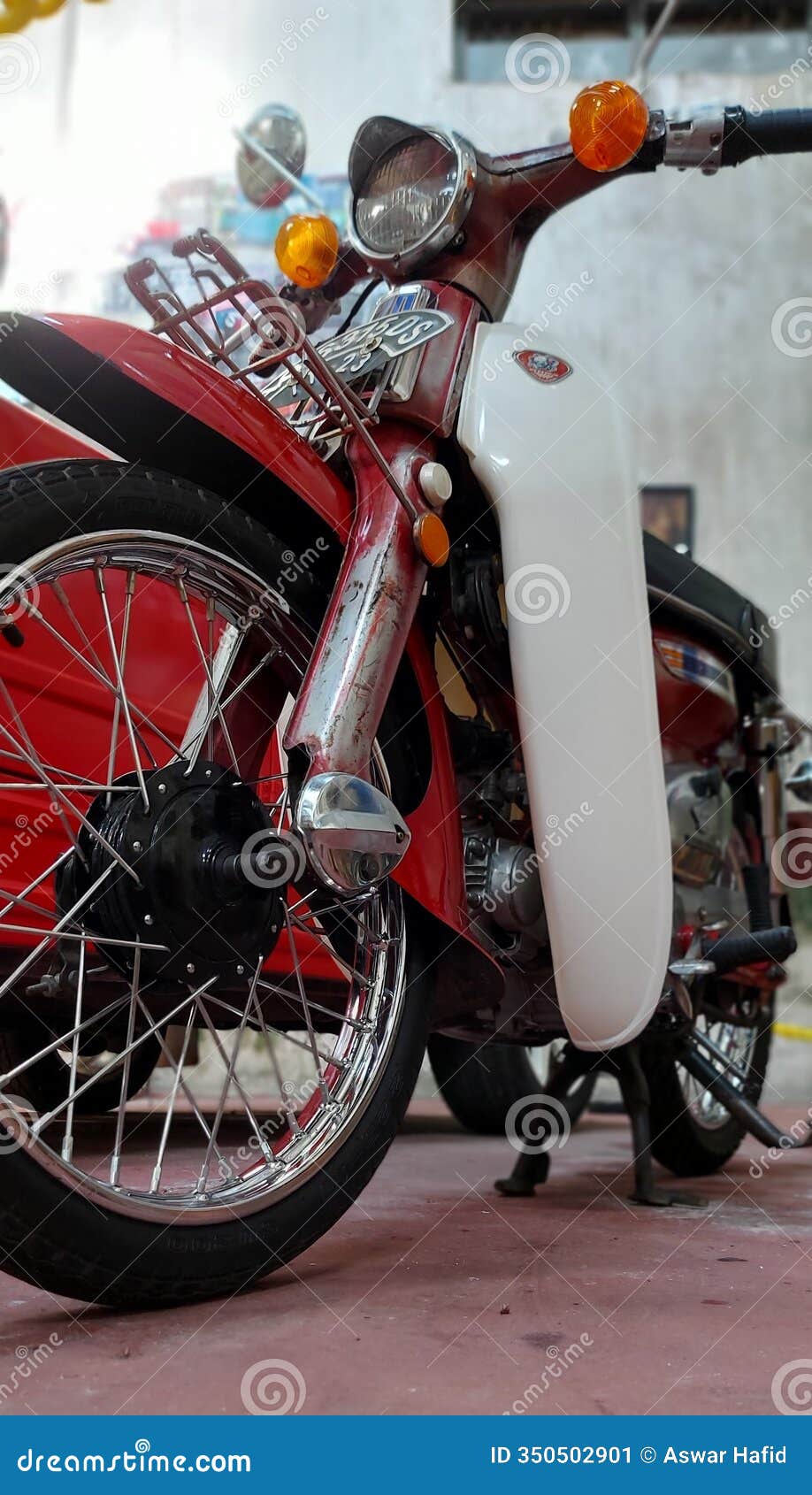 Honda C70 editorial photo. Image of tire, motorcycle - 350502901