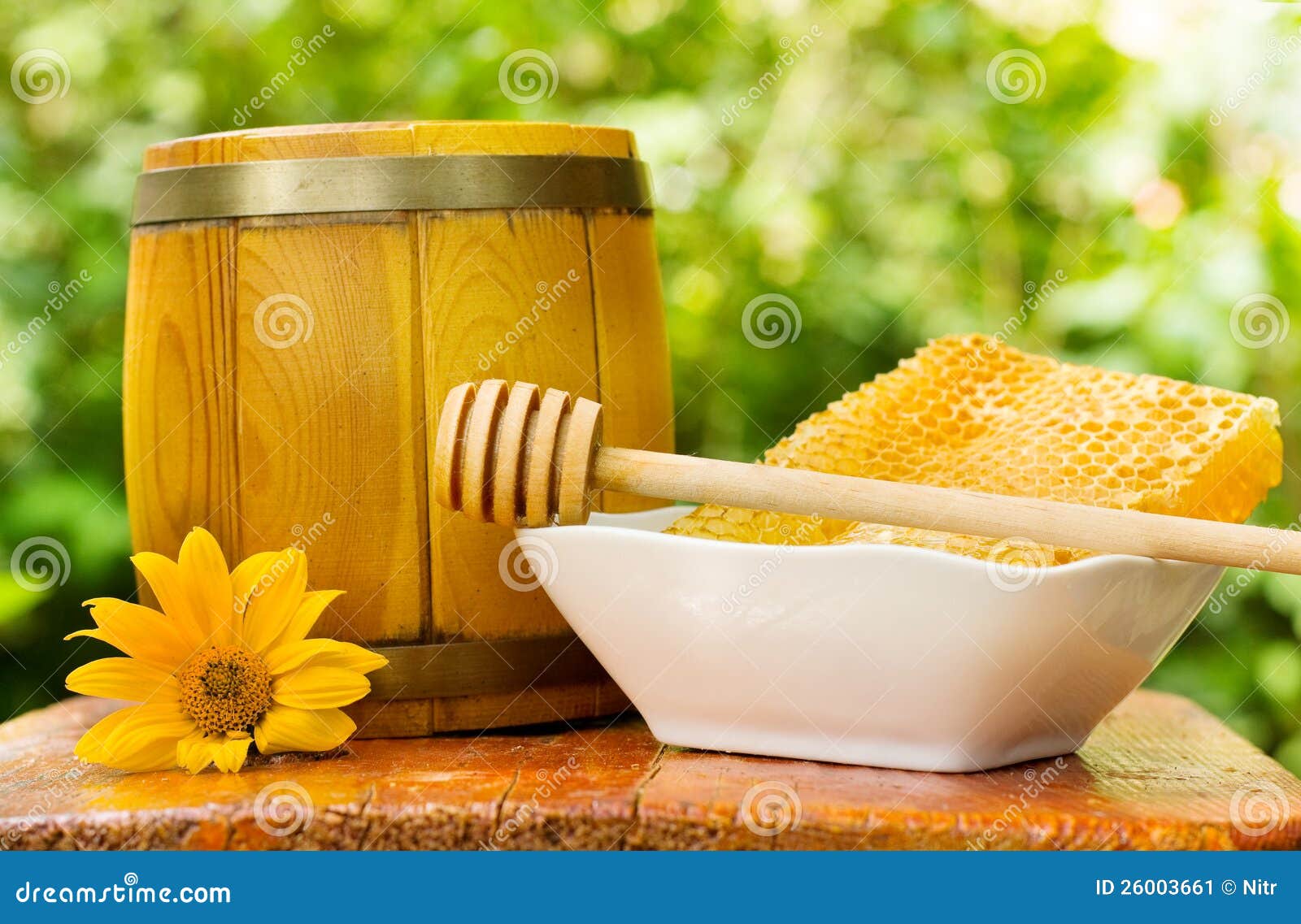 Honeycomb and Barrel of Honey Stock Image - Image of drizzlier, sweet ...