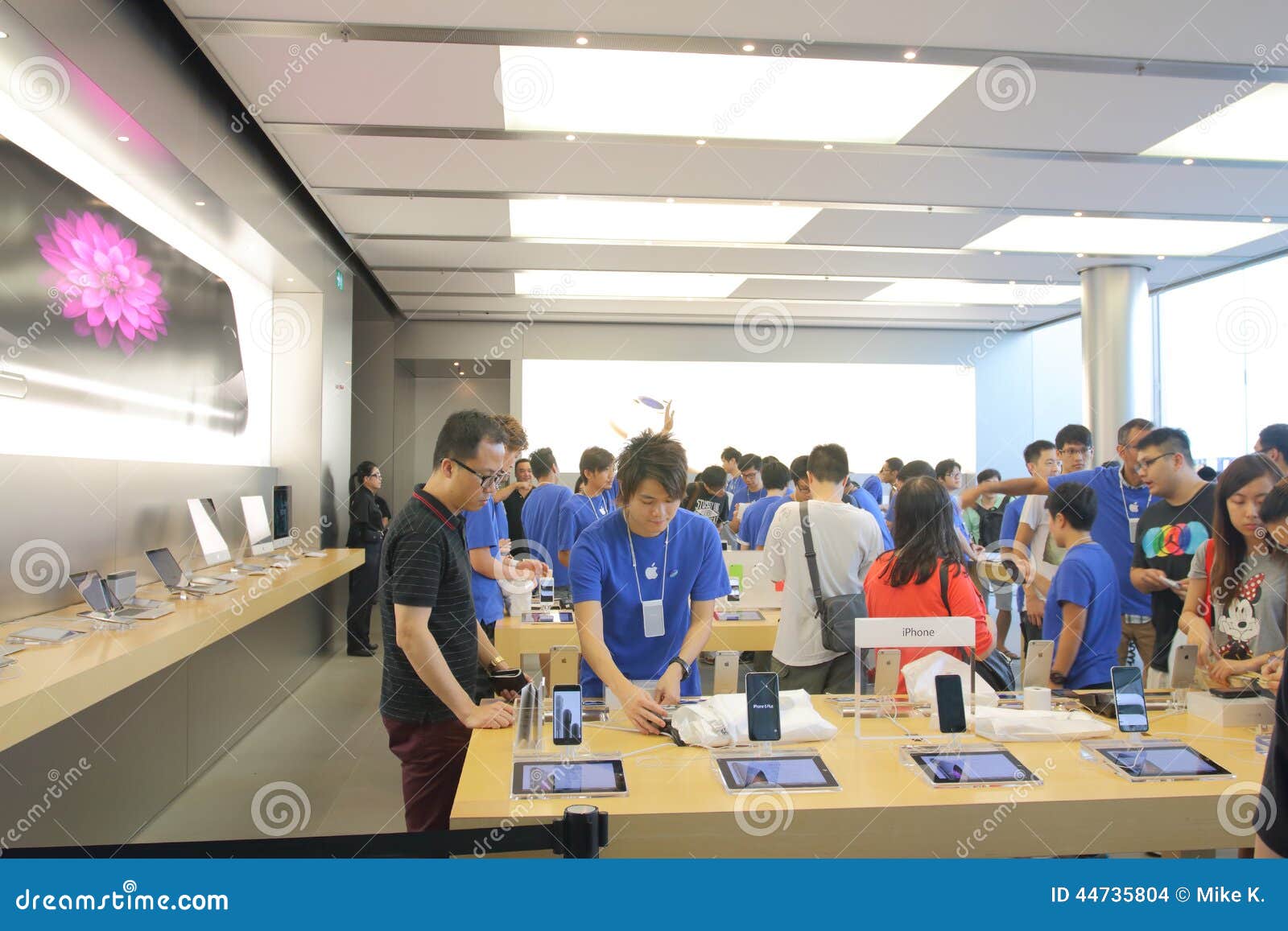 Hong Kong : Apple Store editorial stock image. Image of computer - 44735804