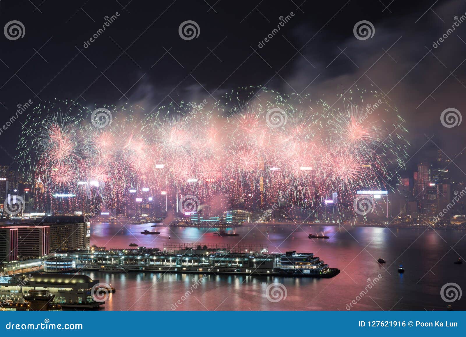 Hong Kong Colorful Firework in Victoria Harbour Redactionele Foto ...