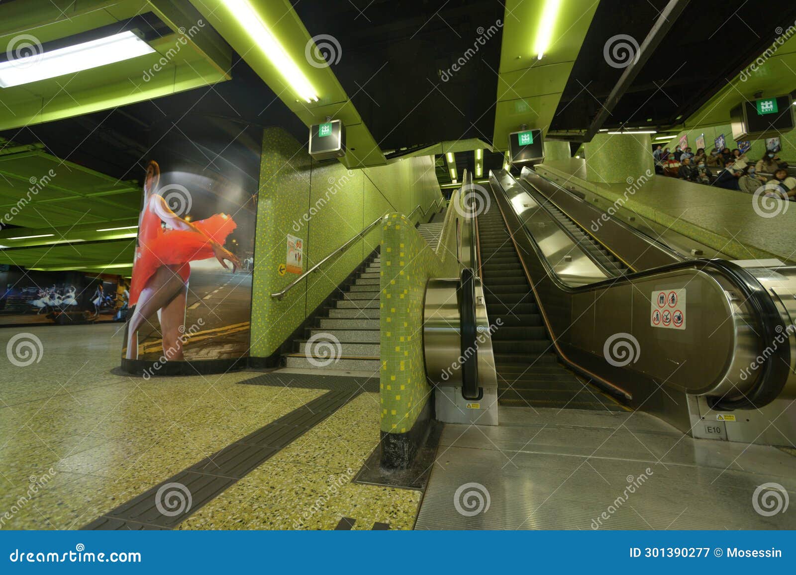 Hong Kong Wan Chai Subway Train MTR Station Platform Editorial ...
