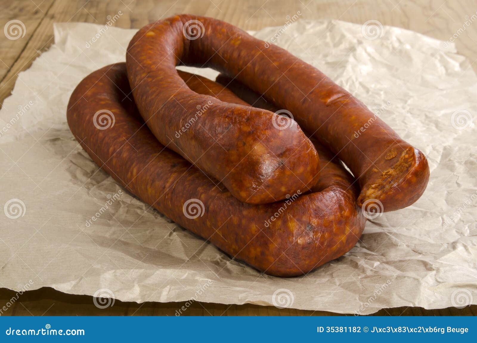 Hongaarse Kolbasz Op Wat Pakpapier Stock Foto - Image of salami, vlees ...