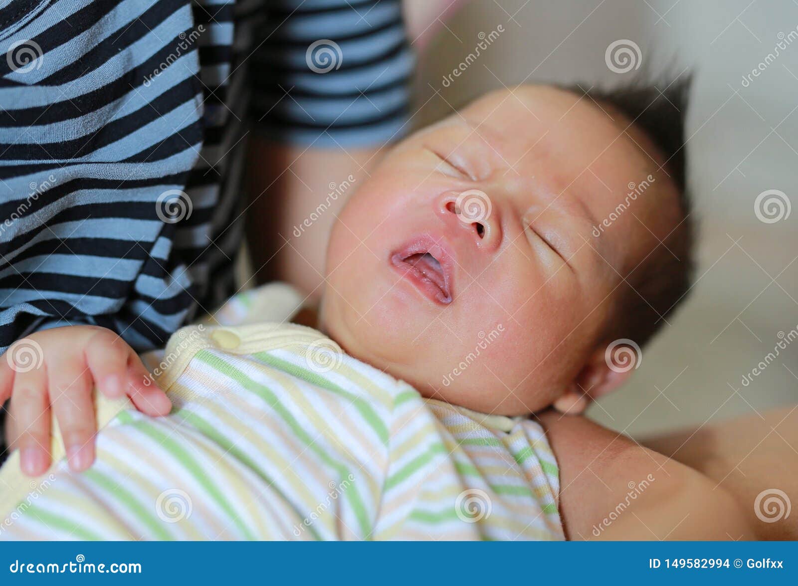 Hongo en el labio infantil foto de archivo. Imagen de madre - 149582994