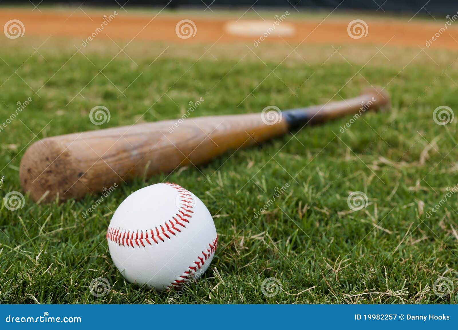 Honkbal En Knuppel Op Gebied Stock Afbeelding - Image of exemplaar ...