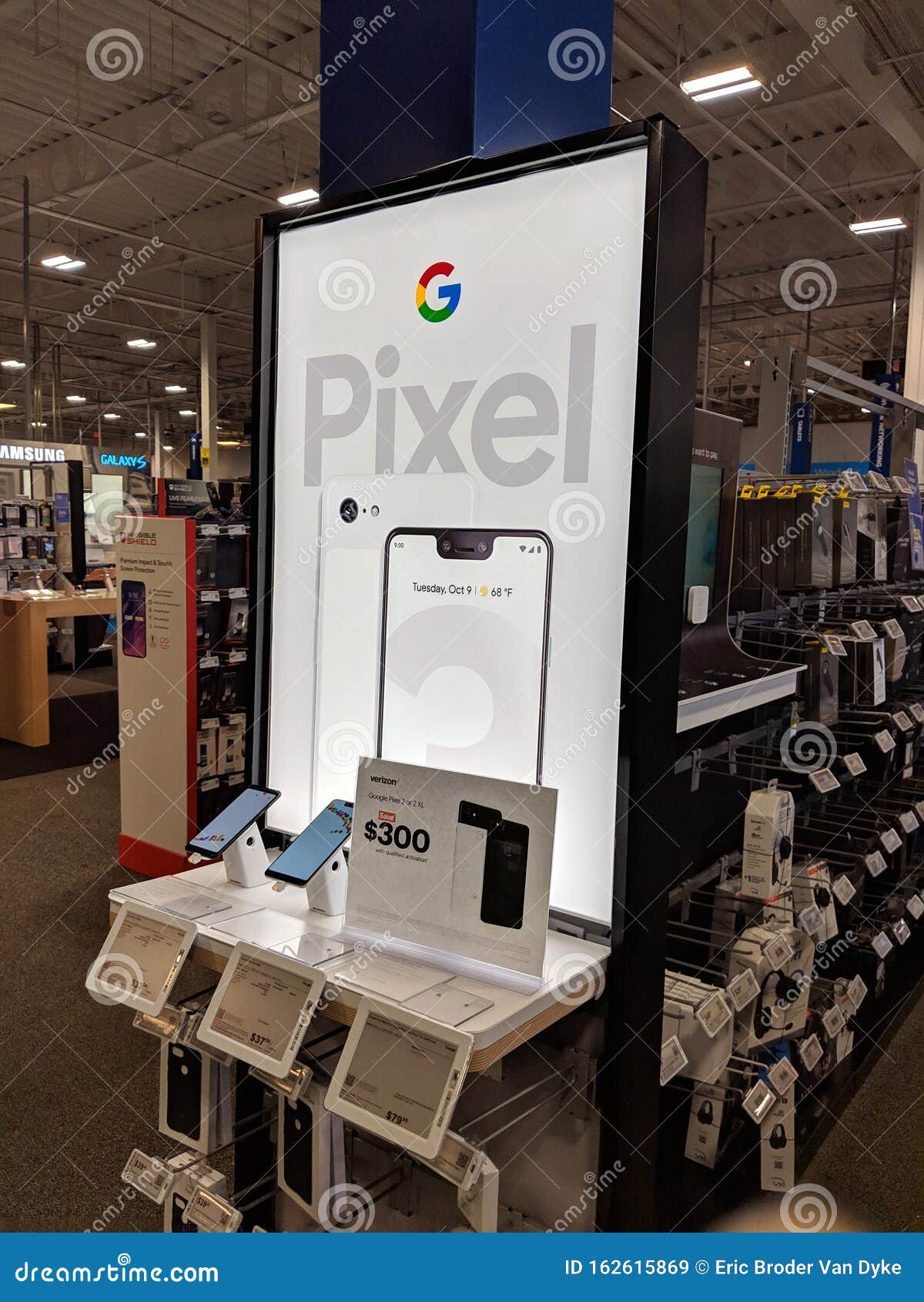 Honolulu - October 30, 2018: Google Pixel 2 and 2XL on Display Inside a ...