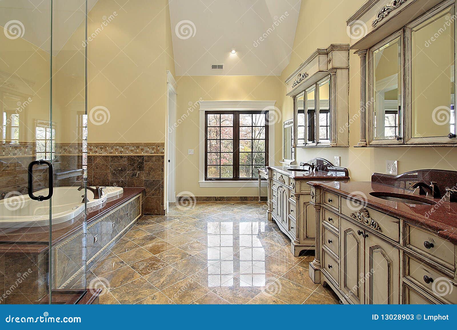 Hoofd bad met grote ton stock afbeelding. Image of huis - 13028903