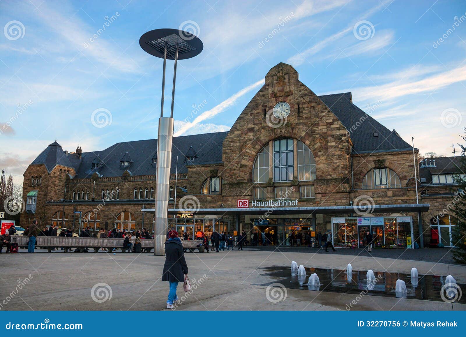 Hoofdstation in Aken redactionele foto. Image of aankomst - 32270756