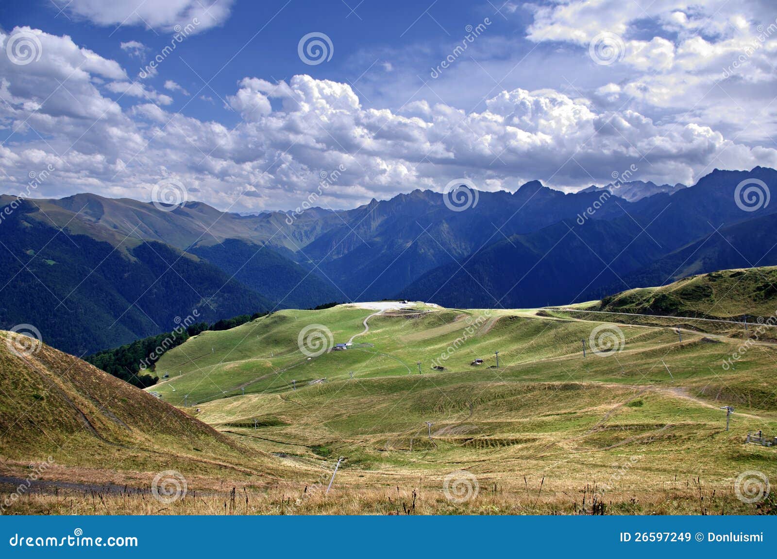 Hoog berglandschap stock afbeelding. Image of berg, groen - 26597249