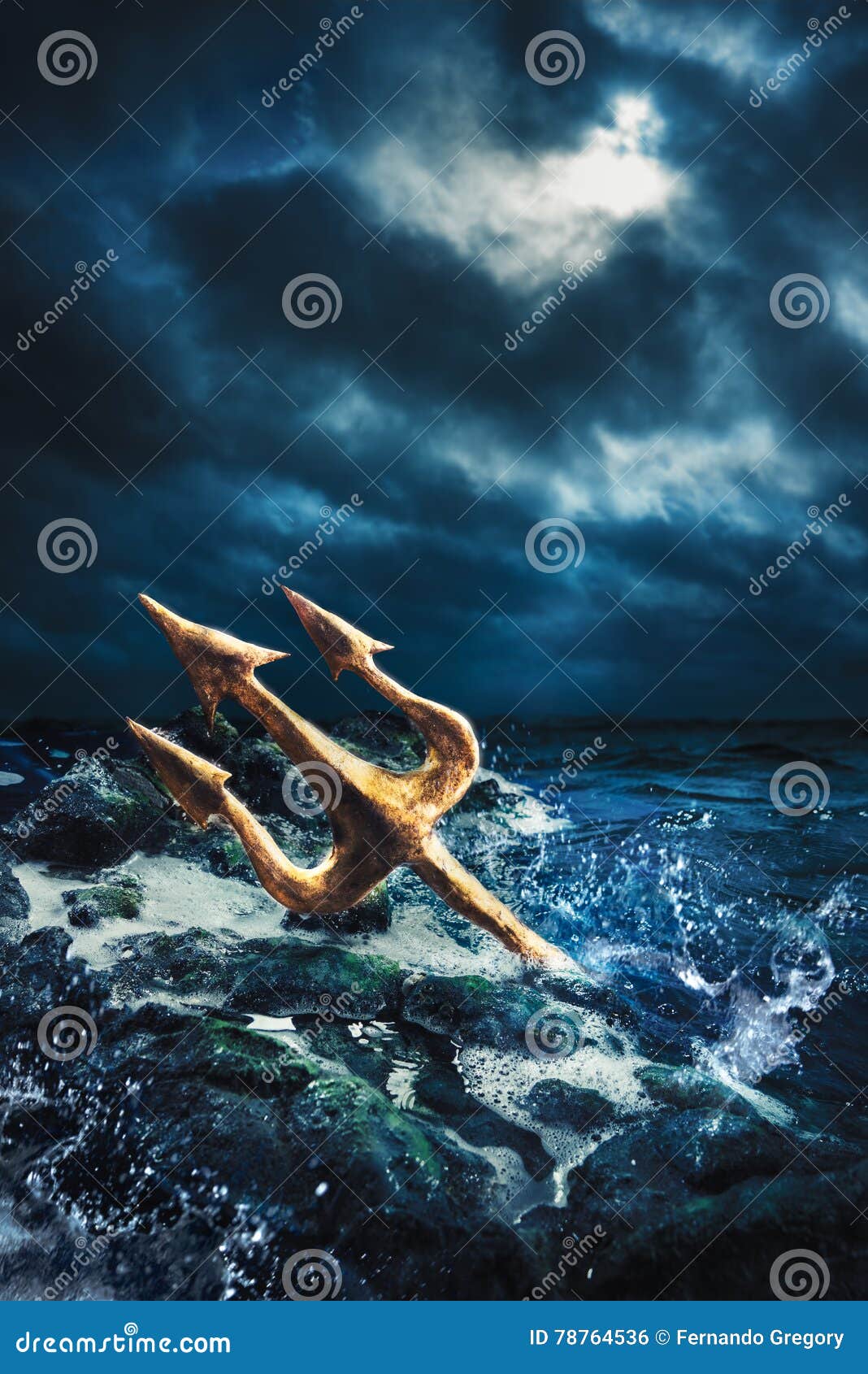 Hoog Contrastbeeld Van Poseidon& X27; S Op Zee Drietand Stock Foto ...