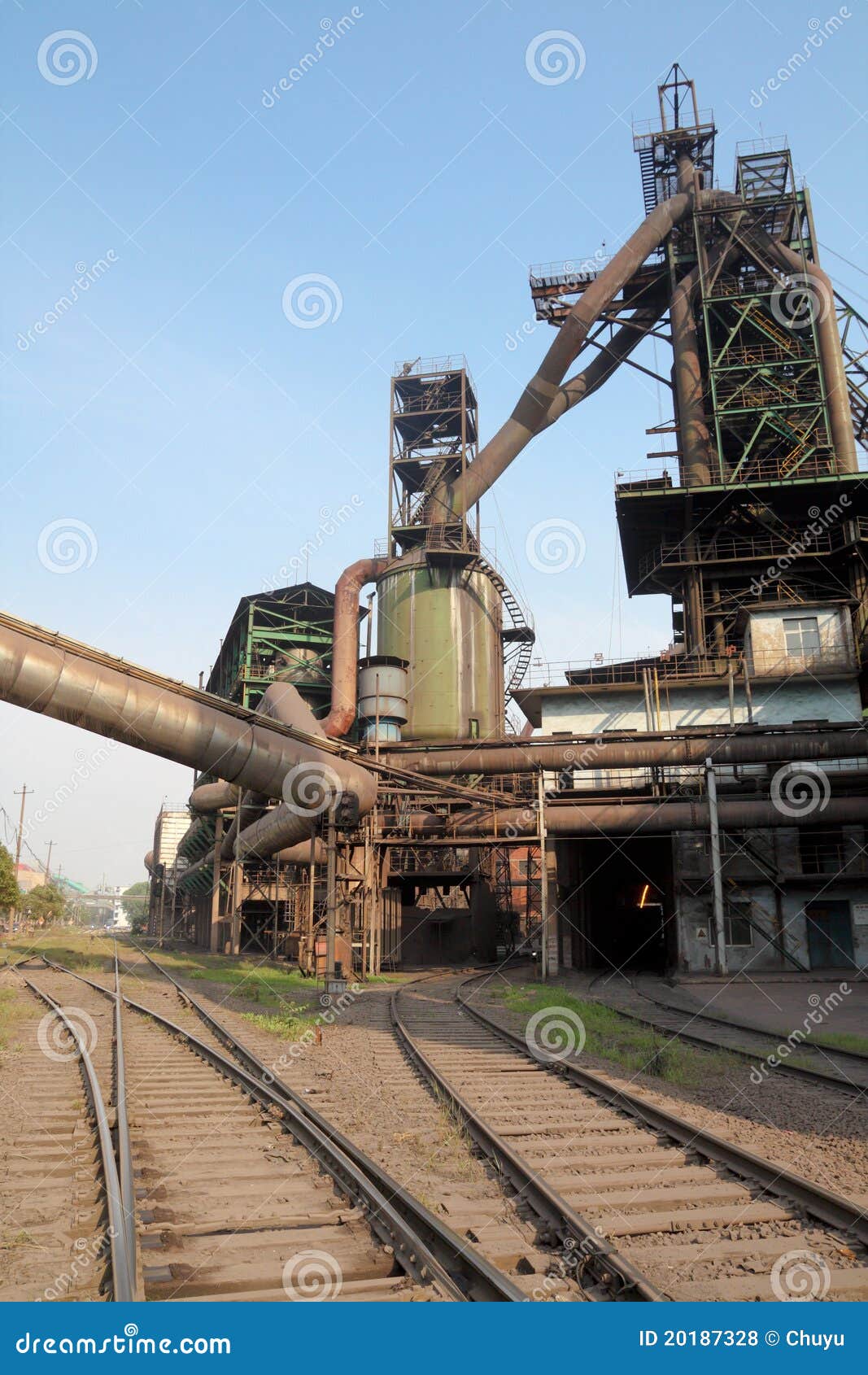 Hoogoven en spoorweg stock foto. Image of zwaar, hoog - 20187328