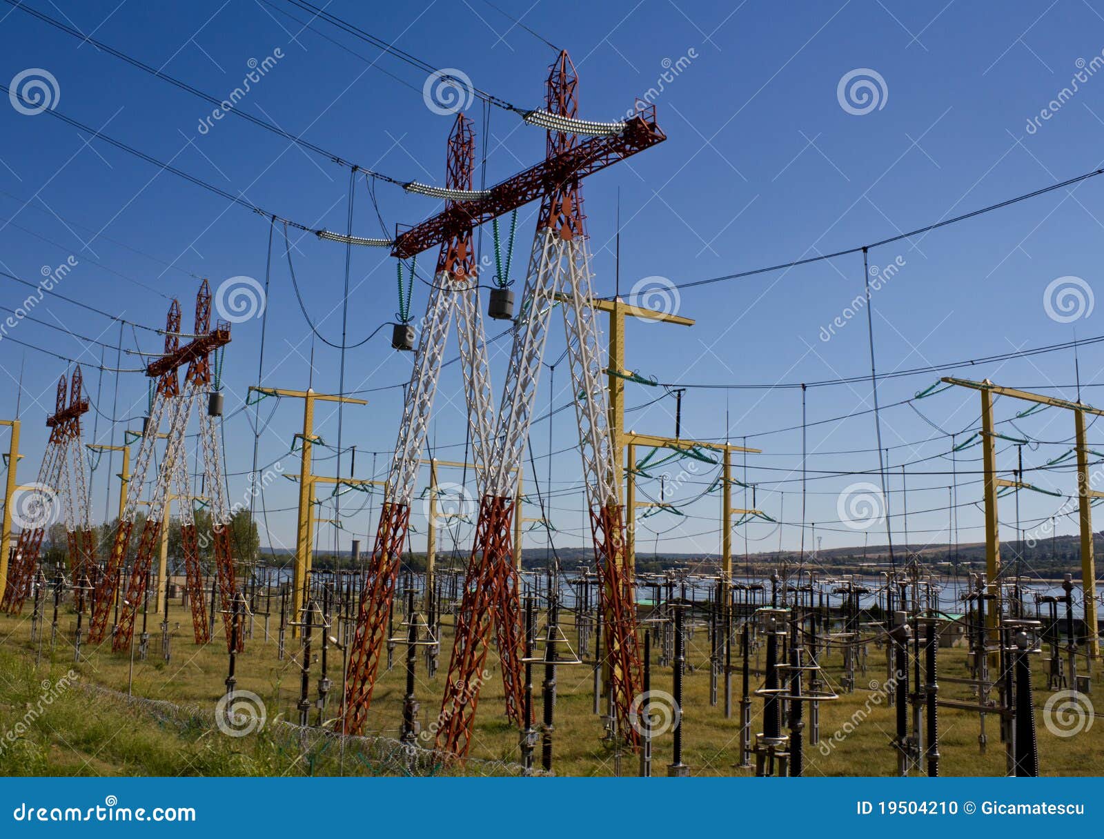 Hoogspanning stock foto. Image of complex, energie, verwarring - 19504210