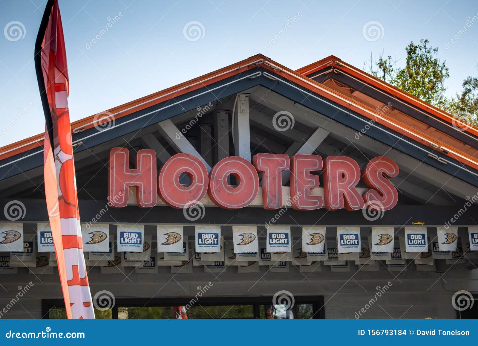 Hooters restaurant sign editorial stock image. Image of hall - 156793184