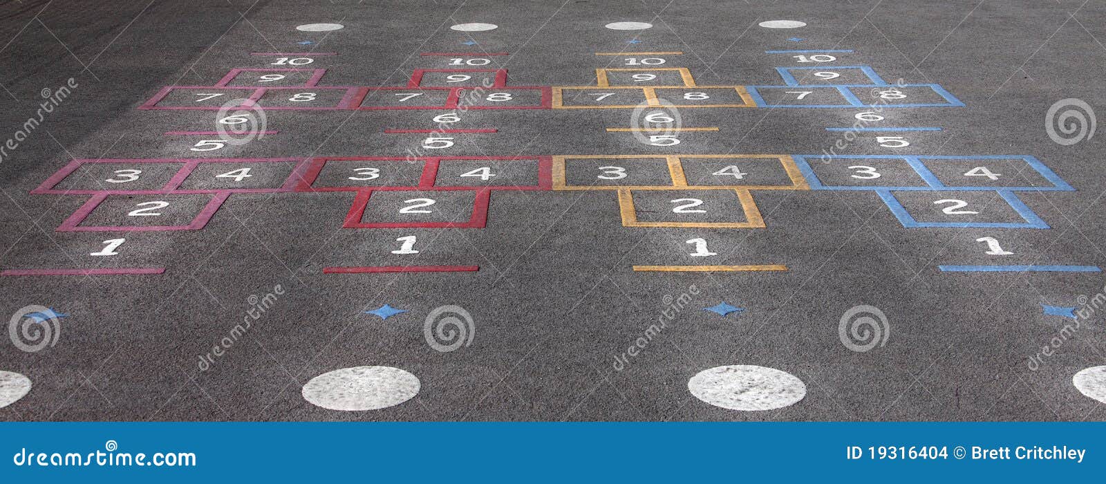 Hopscotch del patio foto de archivo. Imagen de salto - 19316404