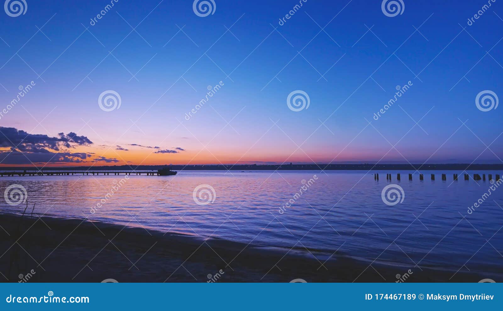Hora azul en la playa imagen de archivo. Imagen de agua - 174467189