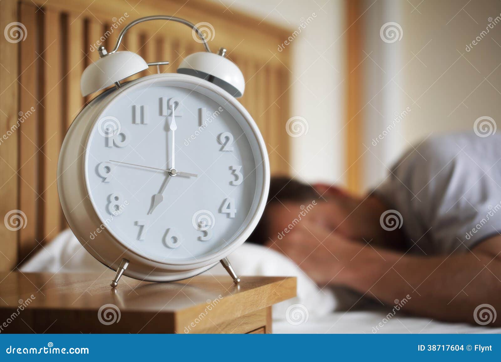 Hora de acordar foto de stock. Imagem de sino, pessoa - 38717604