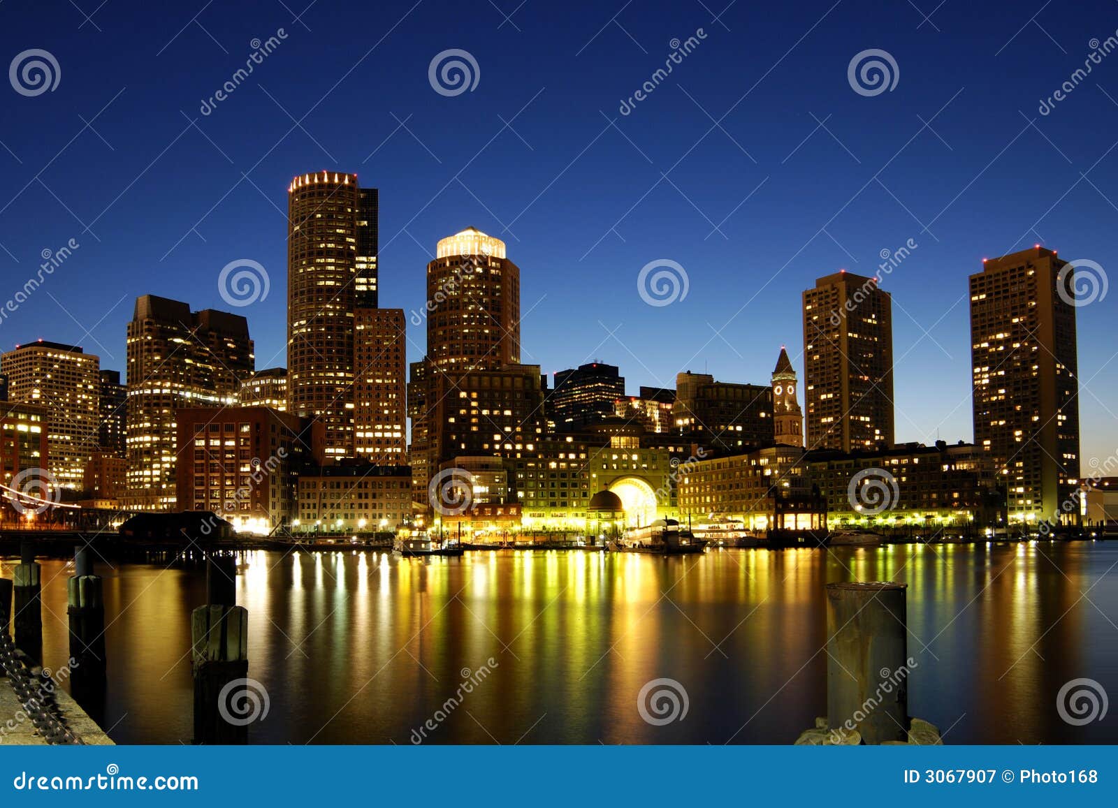 Horizon de Boston la nuit image stock. Image du horizon - 3067907