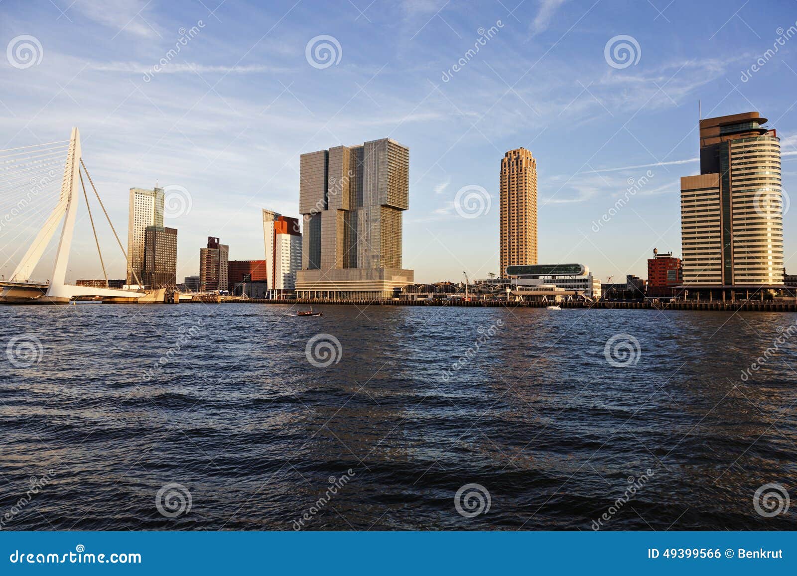 Horizon De Rotterdam Avec Erasmus Bridge Photo éditorial - Image du ...