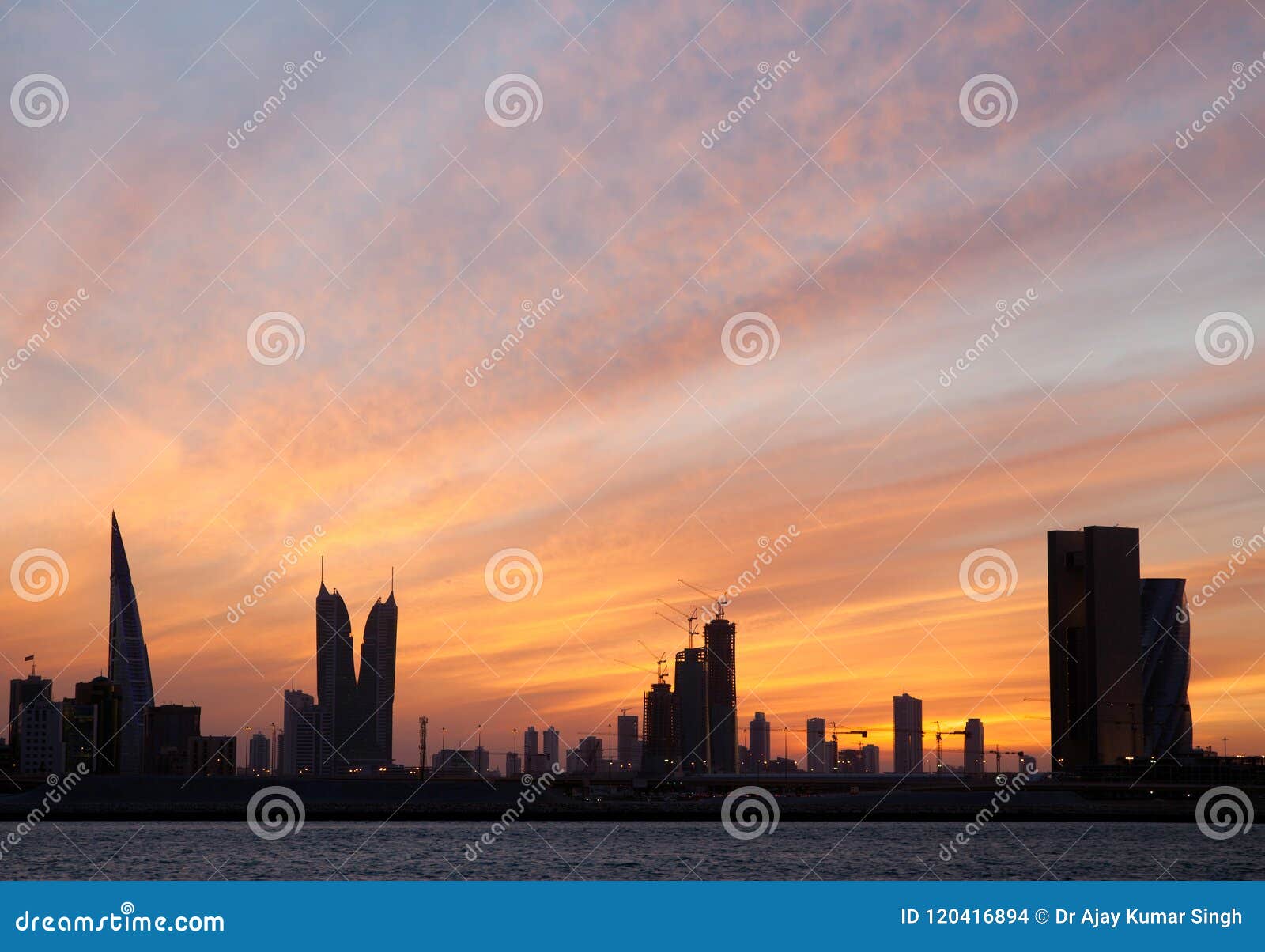 Horizon Du Bahrain Au Coucher Du Soleil Photo stock - Image du downtown ...