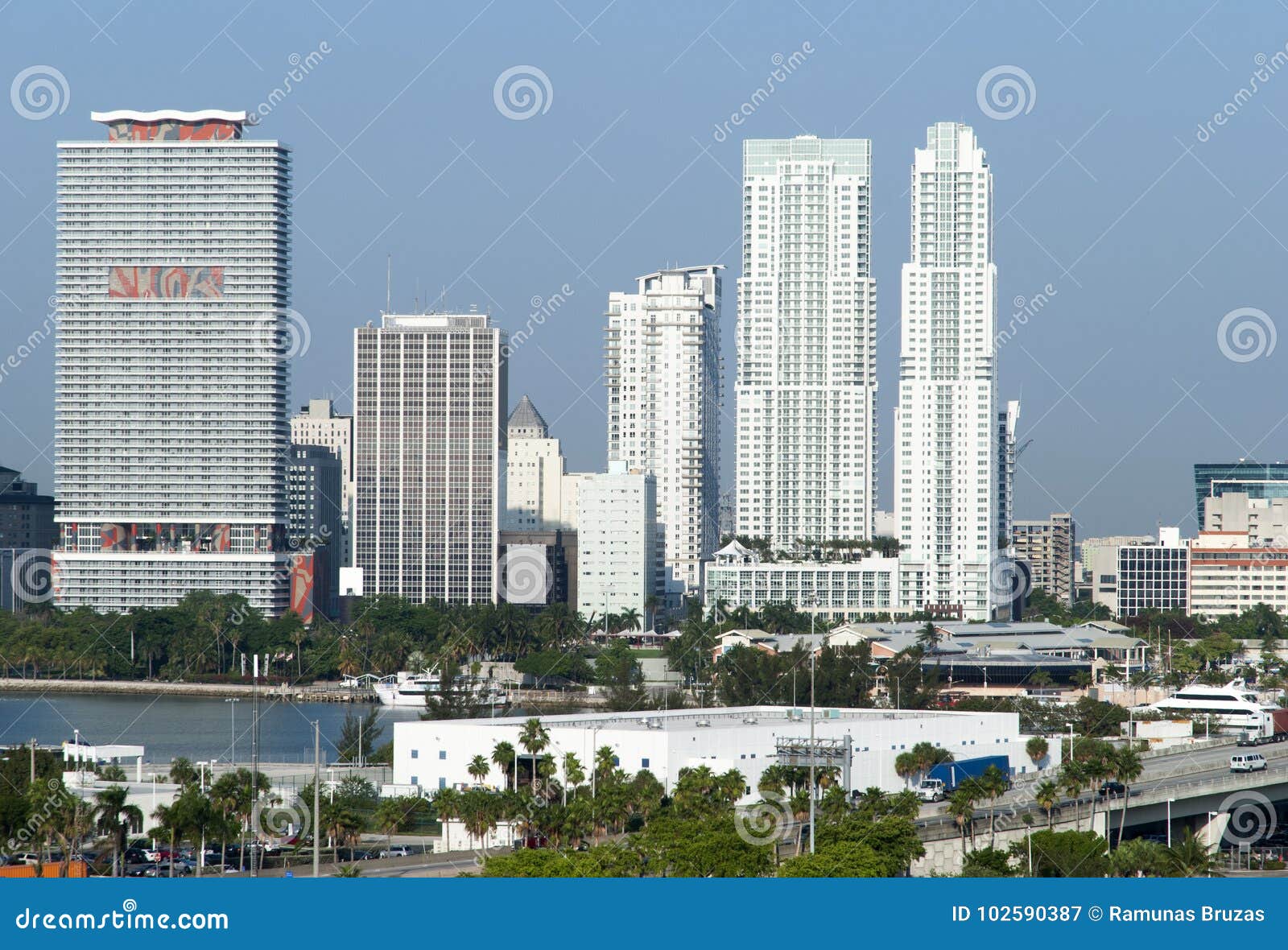Horizon du centre de Miami image stock. Image du amérique - 102590387