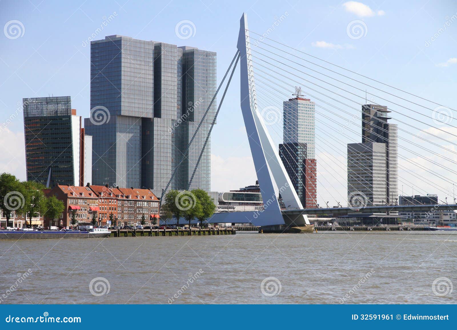 Horizon Van Rotterdam Met Erasmus Brug Redactionele Foto - Image of ...