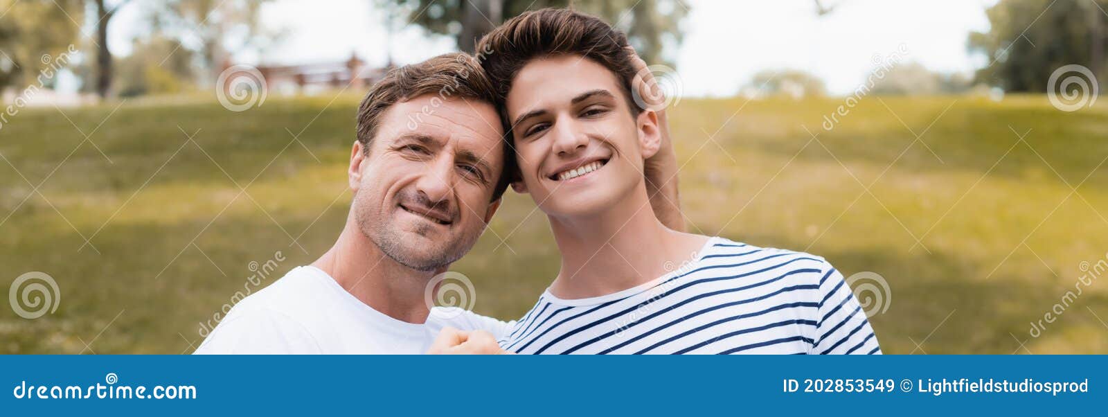 Horizontal Do Pai E Do Filho Adolescente Imagem De Stock Imagem De