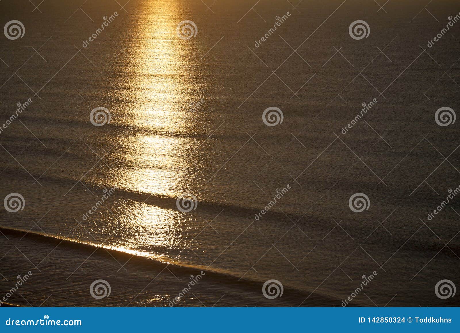 Reflection of the Setting Sun on the Ocean Stock Photo - Image of ...
