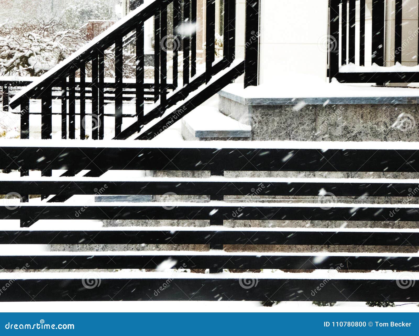 Vertical and Horizontal Lines on Buildings Provide Interesting Contrast ...